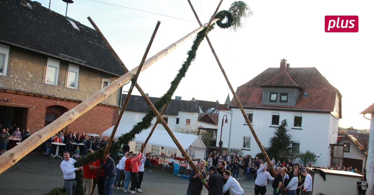 Hinterländer tanzen und singen in den Mai